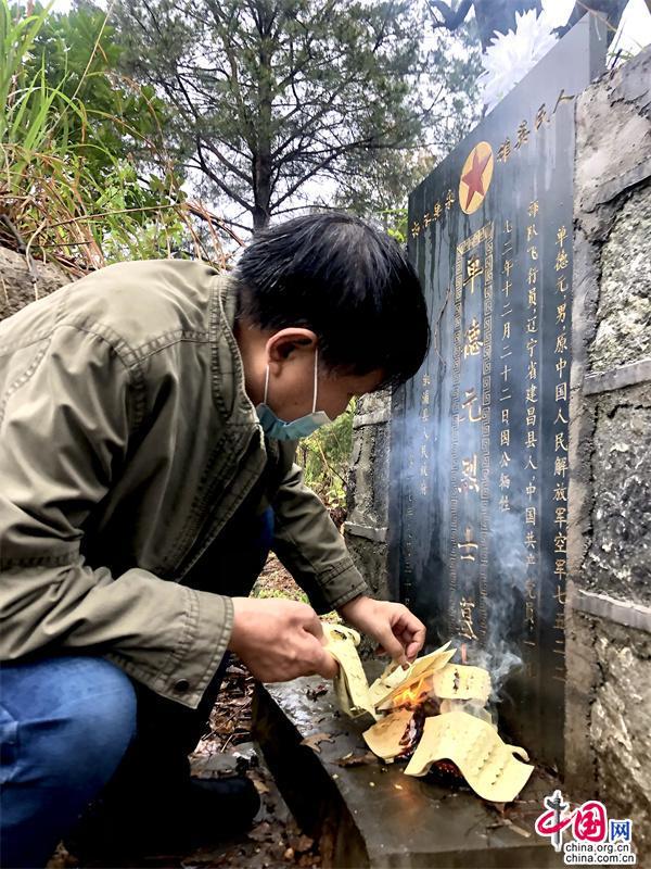 陈黎明为烈士扫墓坚持40载 城市文化